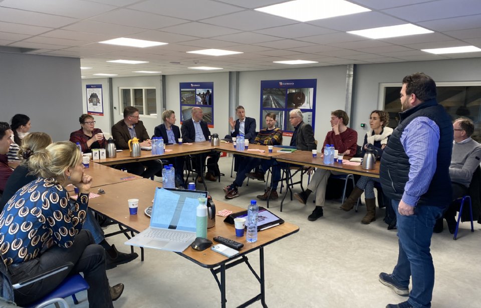 LNV'ers maken kennis met innovaties in kalversector - DeKalverhouder.nl