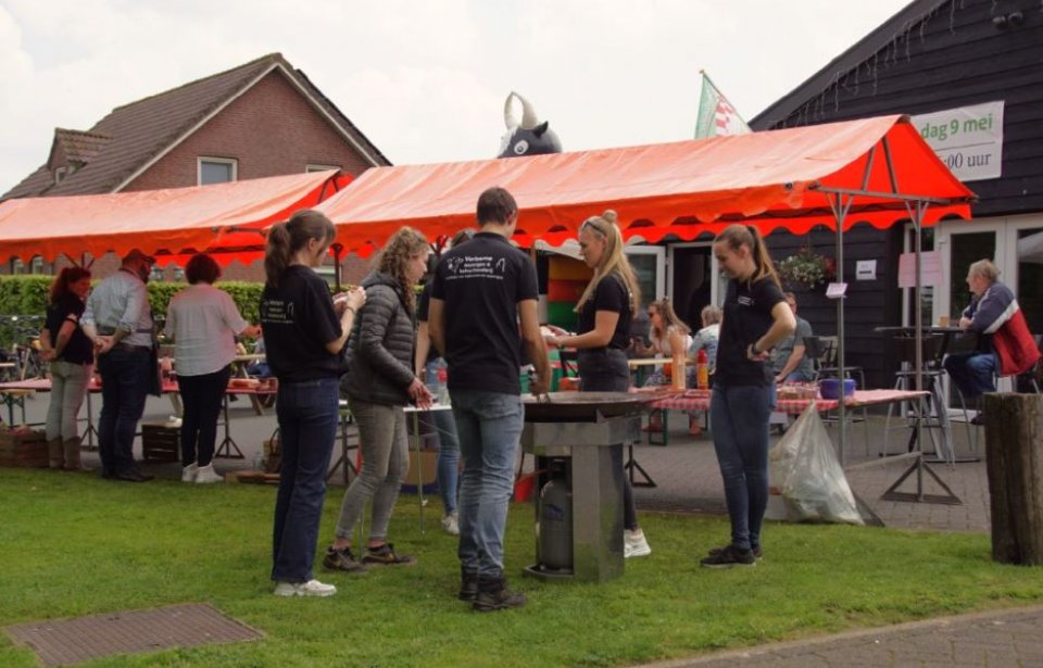 Drukke open dag bij familie Verberne - DeKalverhouder.nl